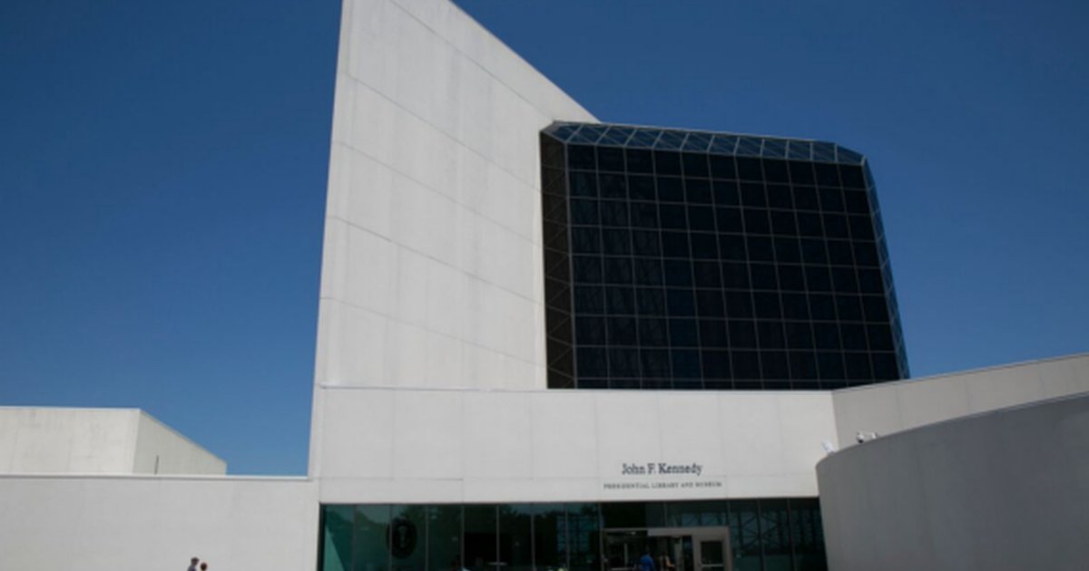 Vartan Gregorian Welcomes New Americans at JFK Library | Citizenship ...